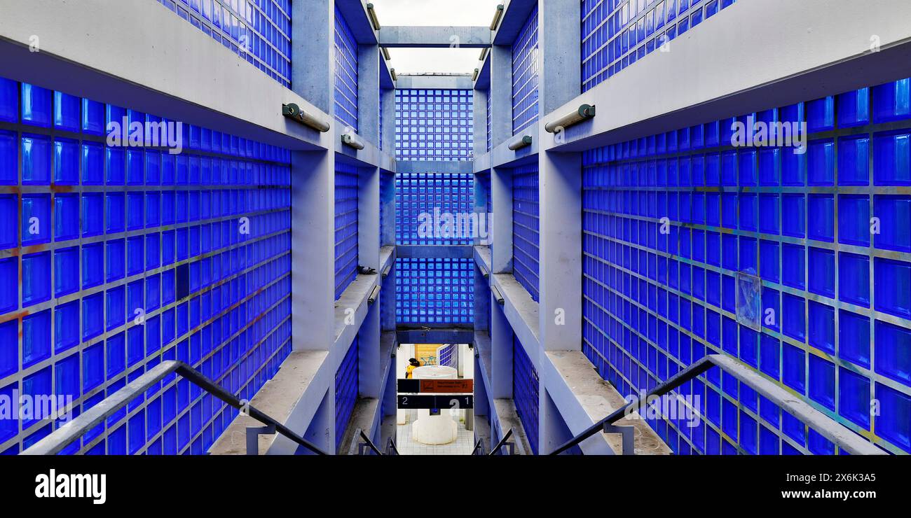 Access to Hanover-Nordstadt railway station, blue glass blocks and ...