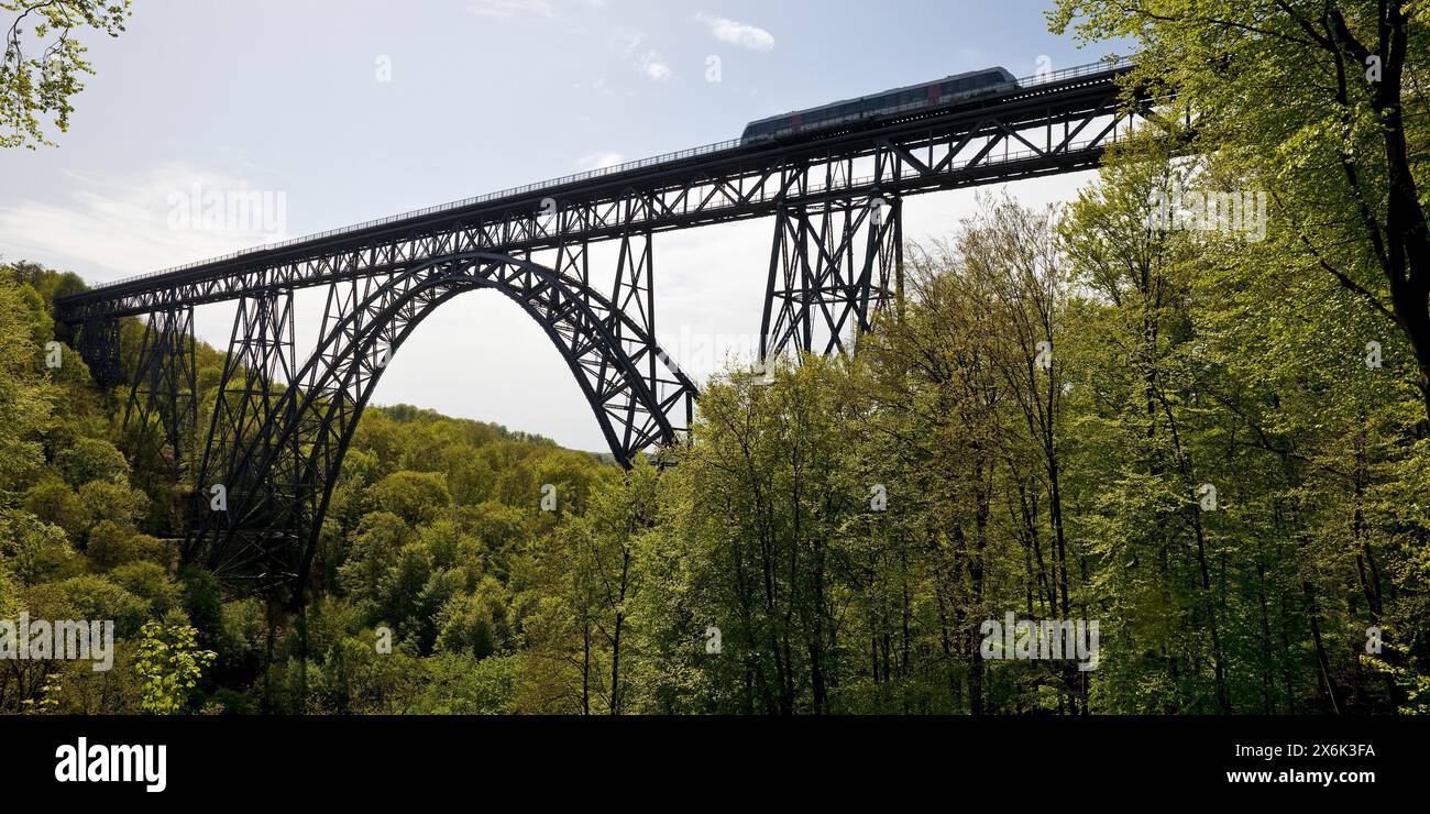 Muengsten Bridge with diesel railcar, highest railway bridge in Germany ...