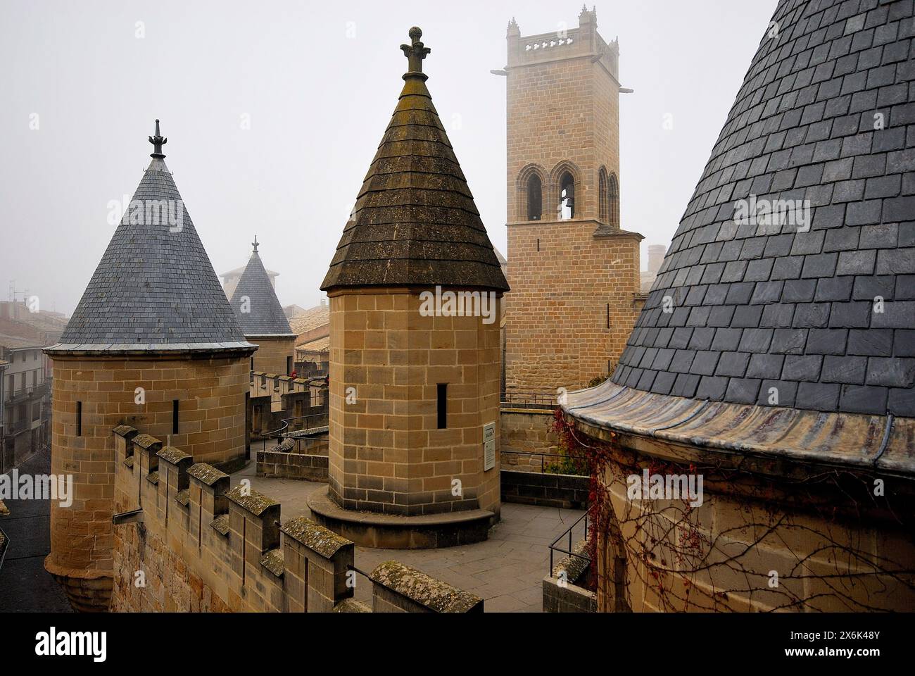 Olite palace window hi-res stock photography and images - Alamy