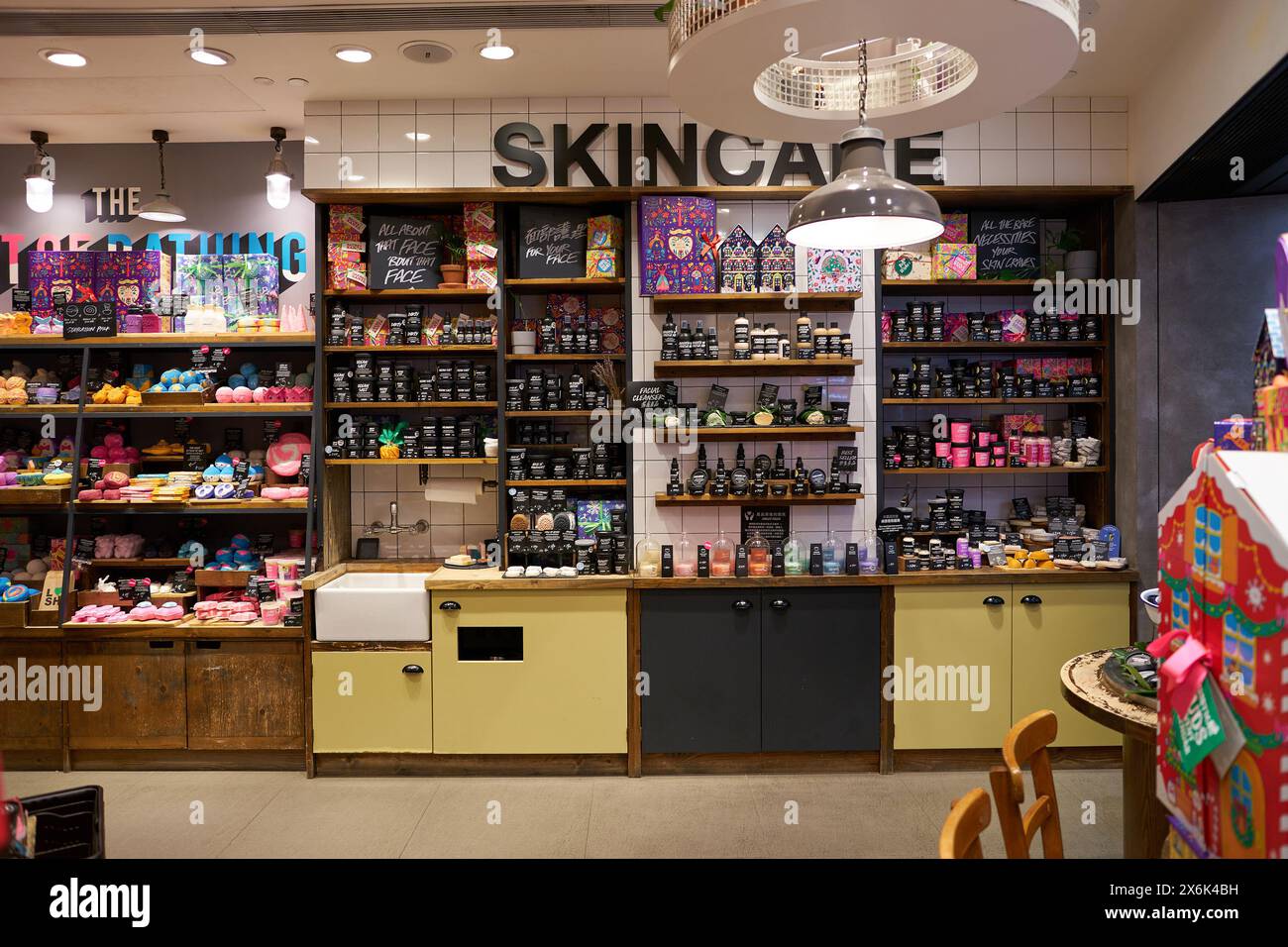 Hong kong cosmetics shop people hi-res stock photography and images - Alamy