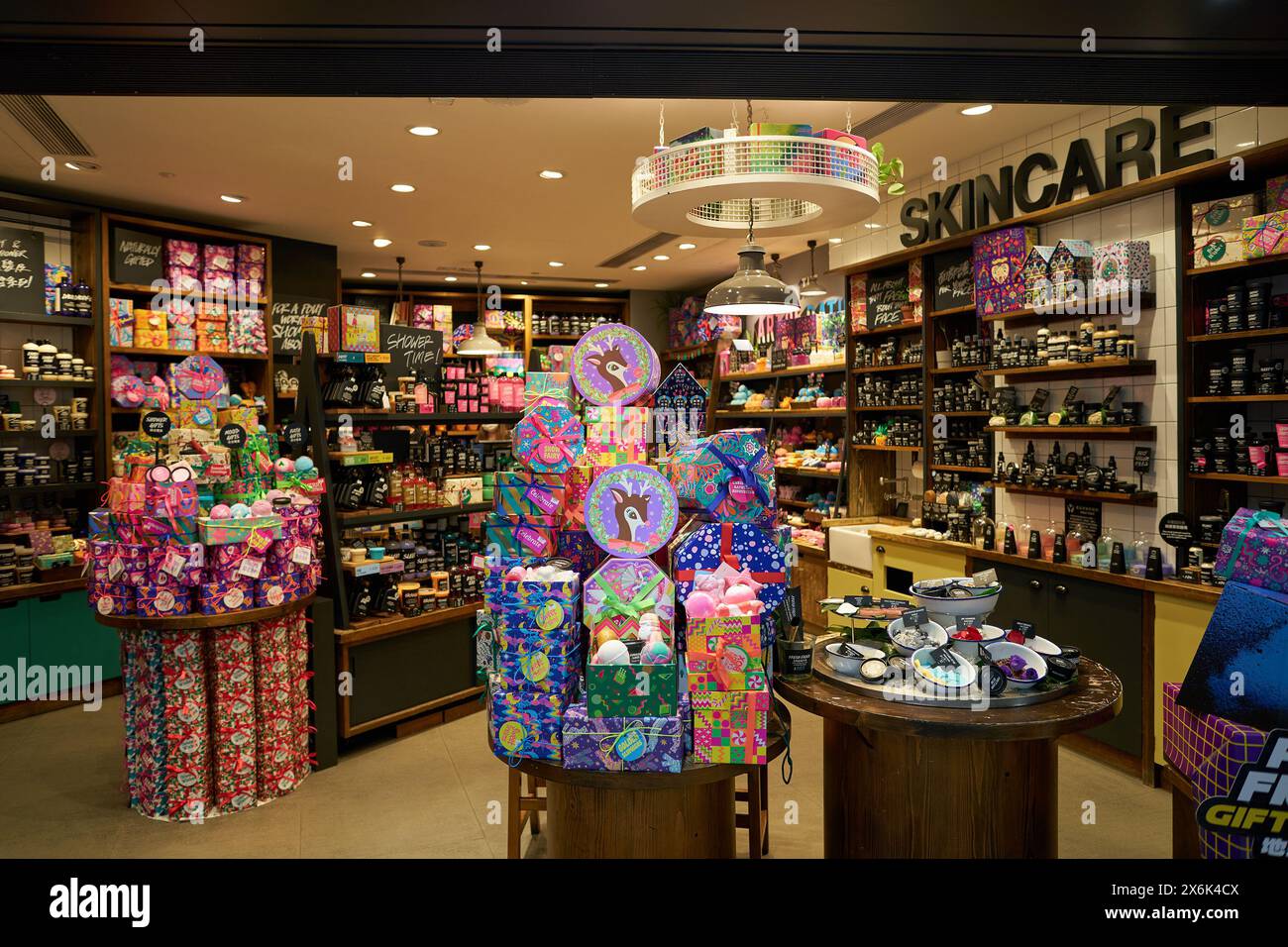 Hong kong cosmetics shop people hi-res stock photography and images - Alamy