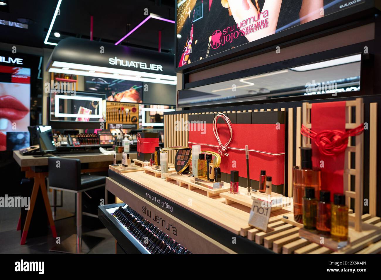 Hong kong cosmetics shop people hi-res stock photography and images - Alamy