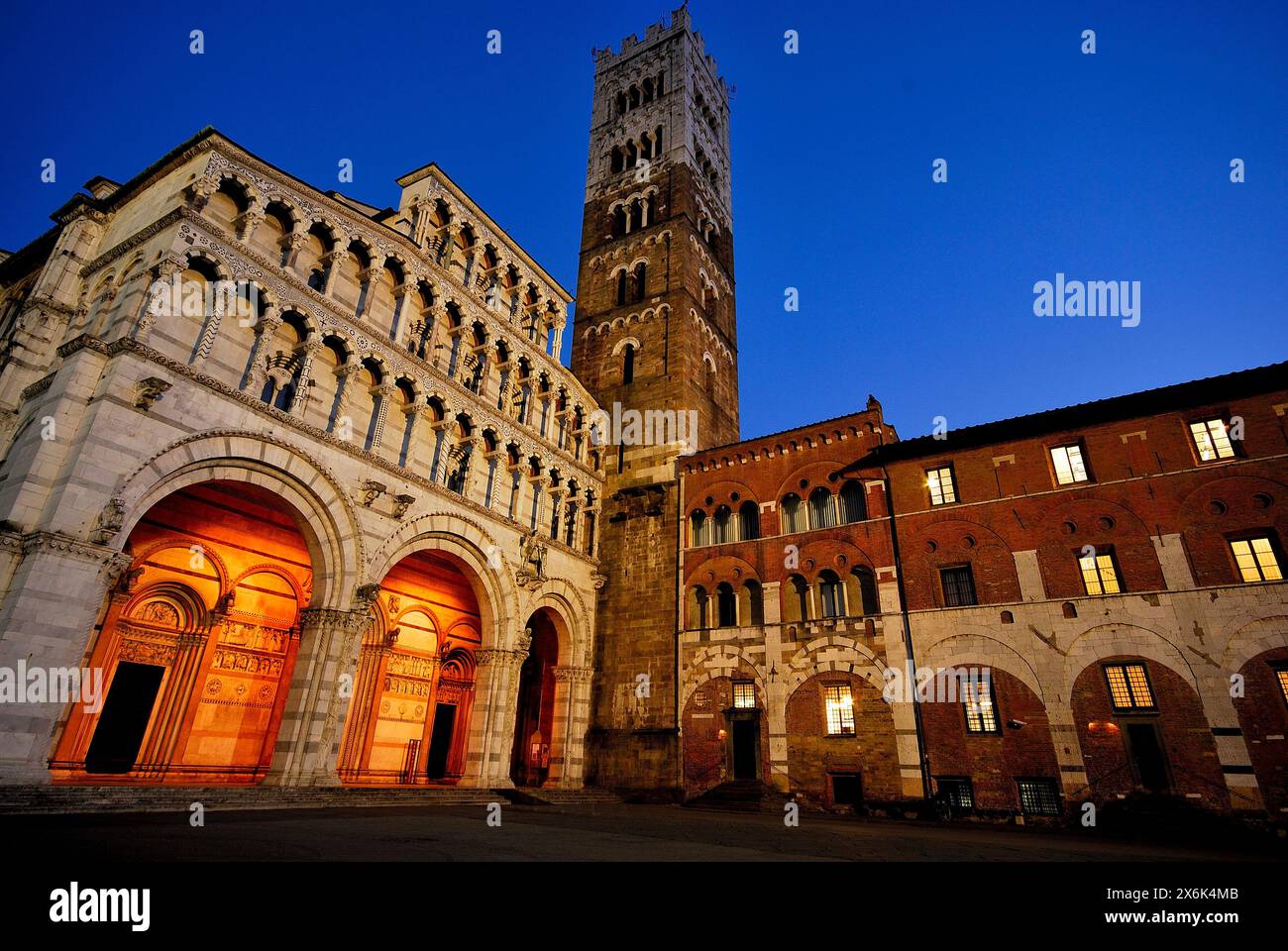 Amphitheater square of Lucca, Toscana, Italy Stock Photo - Alamy