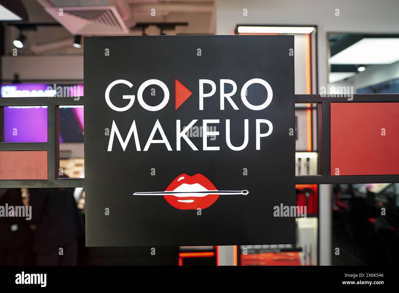 Hong kong cosmetics shop people hi-res stock photography and images - Alamy