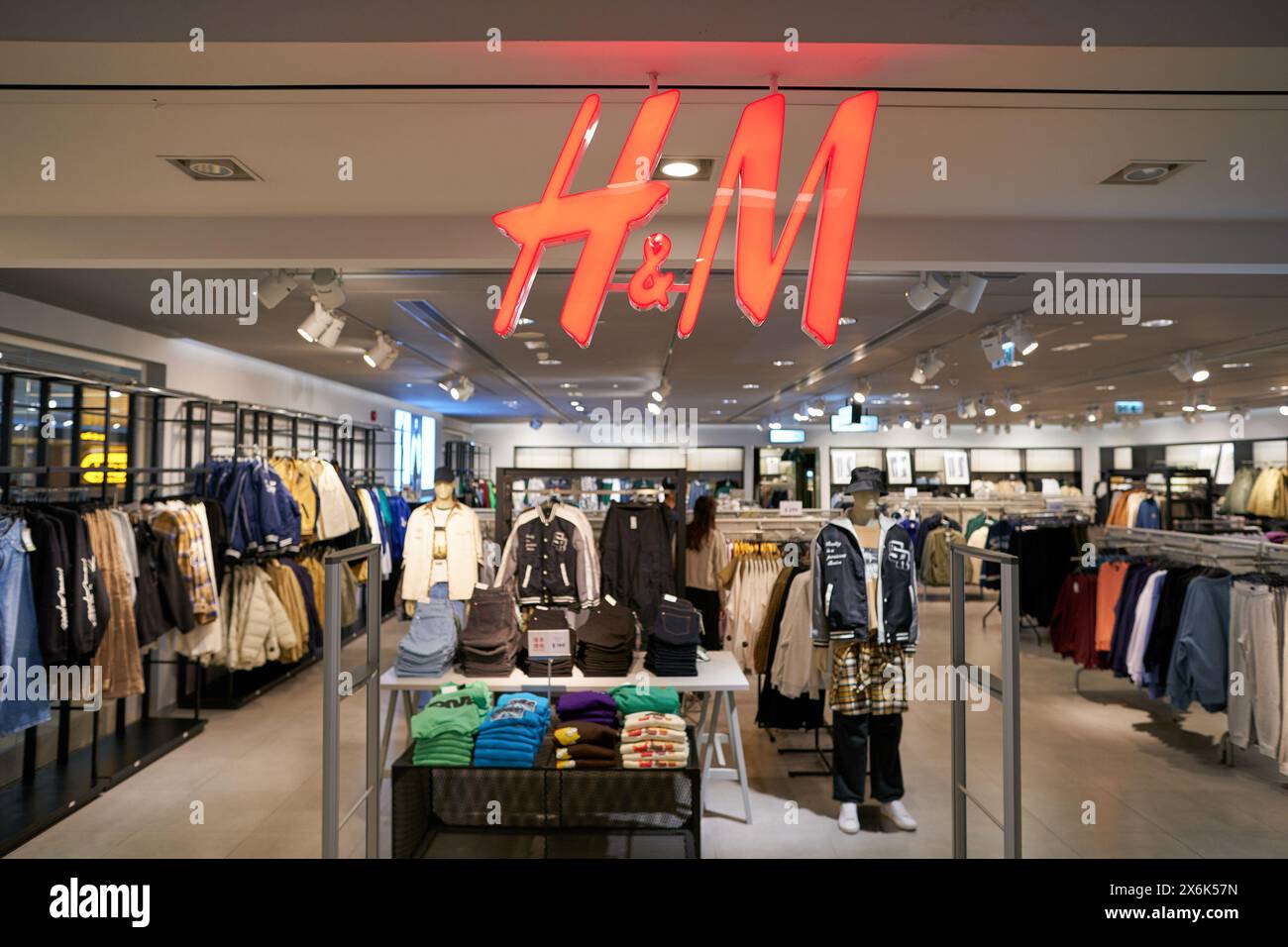 HONG KONG, CHINA - DECEMBER 04, 2023: entrance to H and M store in Sha ...
