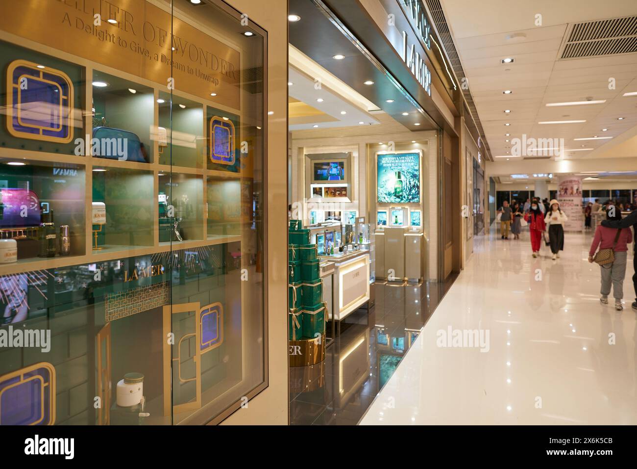 HONG KONG, CHINA - DECEMBER 04, 2023: La Mer store in New Town Plaza shopping mall Stock Photo ...