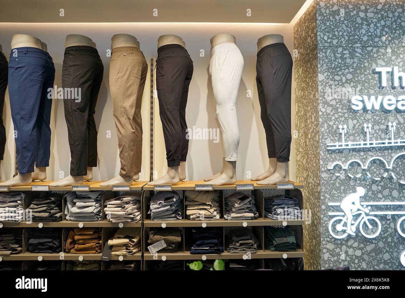 Lululemon store interior hi-res stock photography and images - Alamy