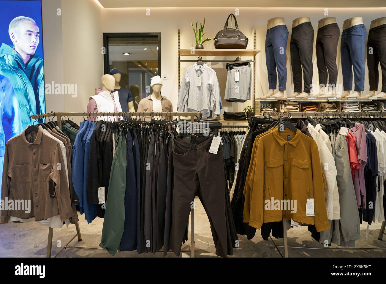 Lululemon store interior hi-res stock photography and images - Alamy