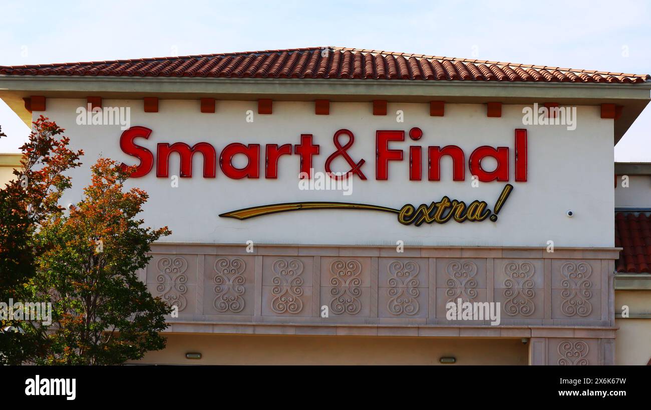 SMART & FINAL Extra! Warehouse-style food and supply store Stock Photo ...