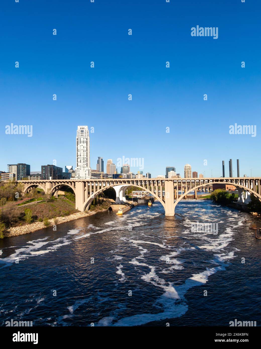 The 10th Ave Bridge over the Mississippi River in Minneapolis ...