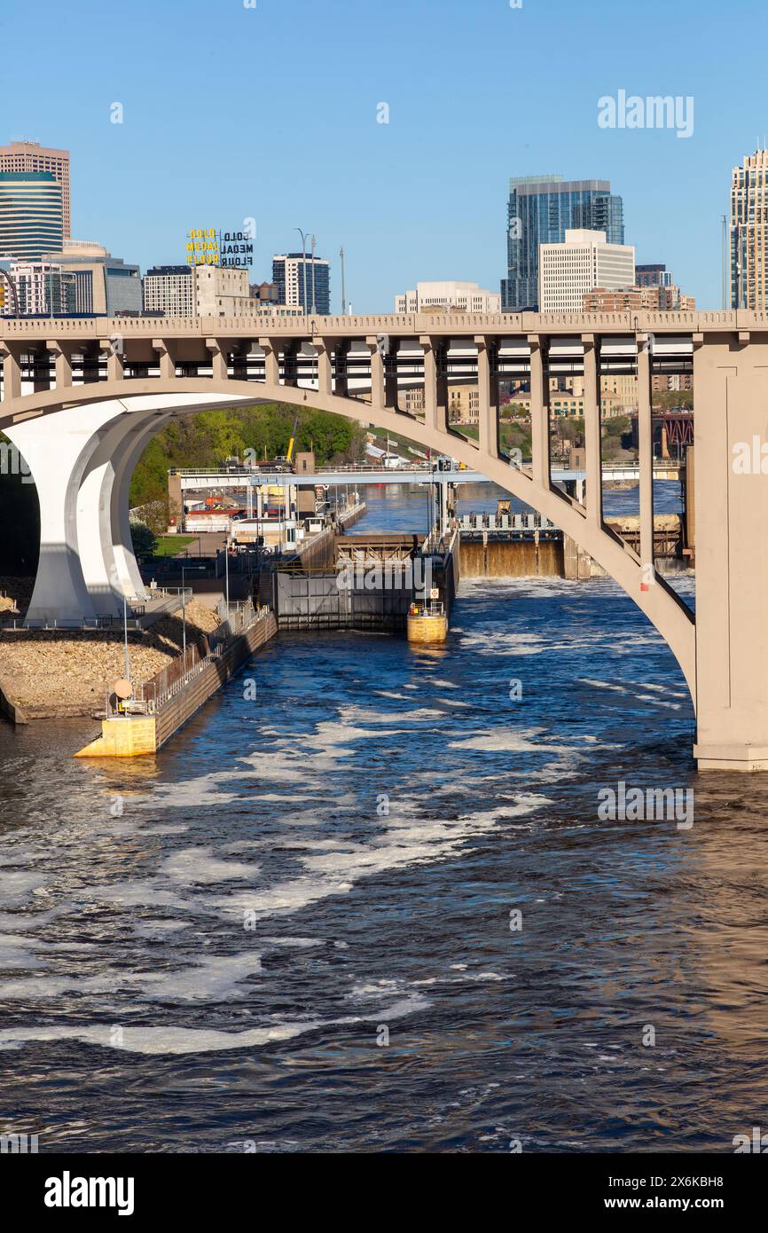 Bridge over the Mississippi River and downtown Minneapolis Stock Photo ...