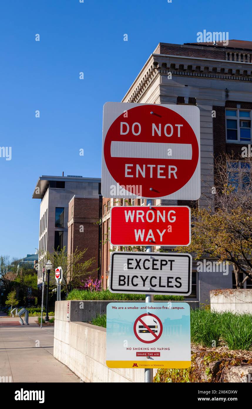 Wrong way signs hi-res stock photography and images - Alamy