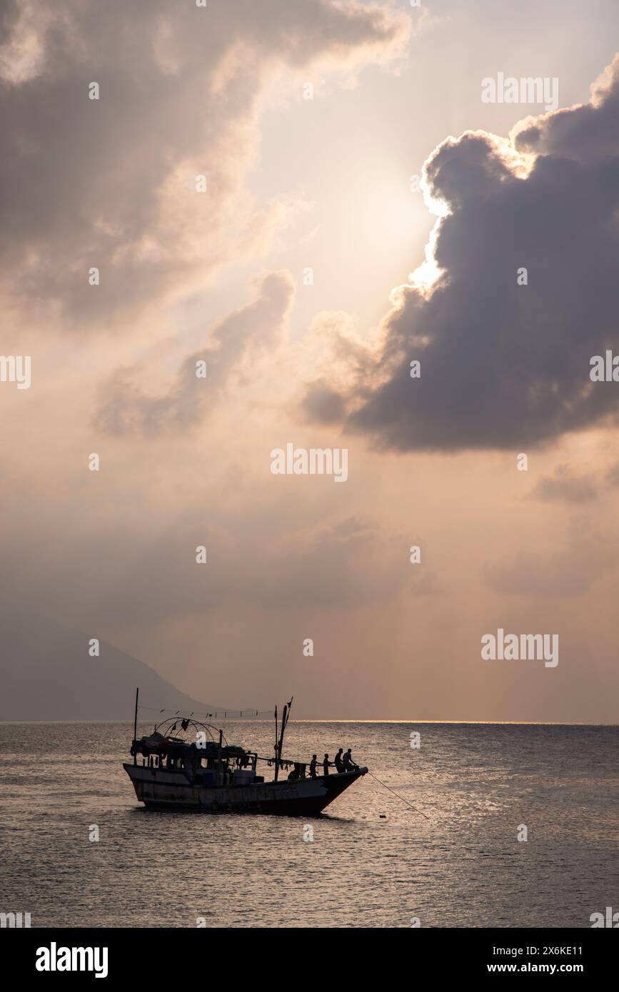Silhouette of a dhow ship at sunset, near Hadibu, Socotra Island, Yemen ...