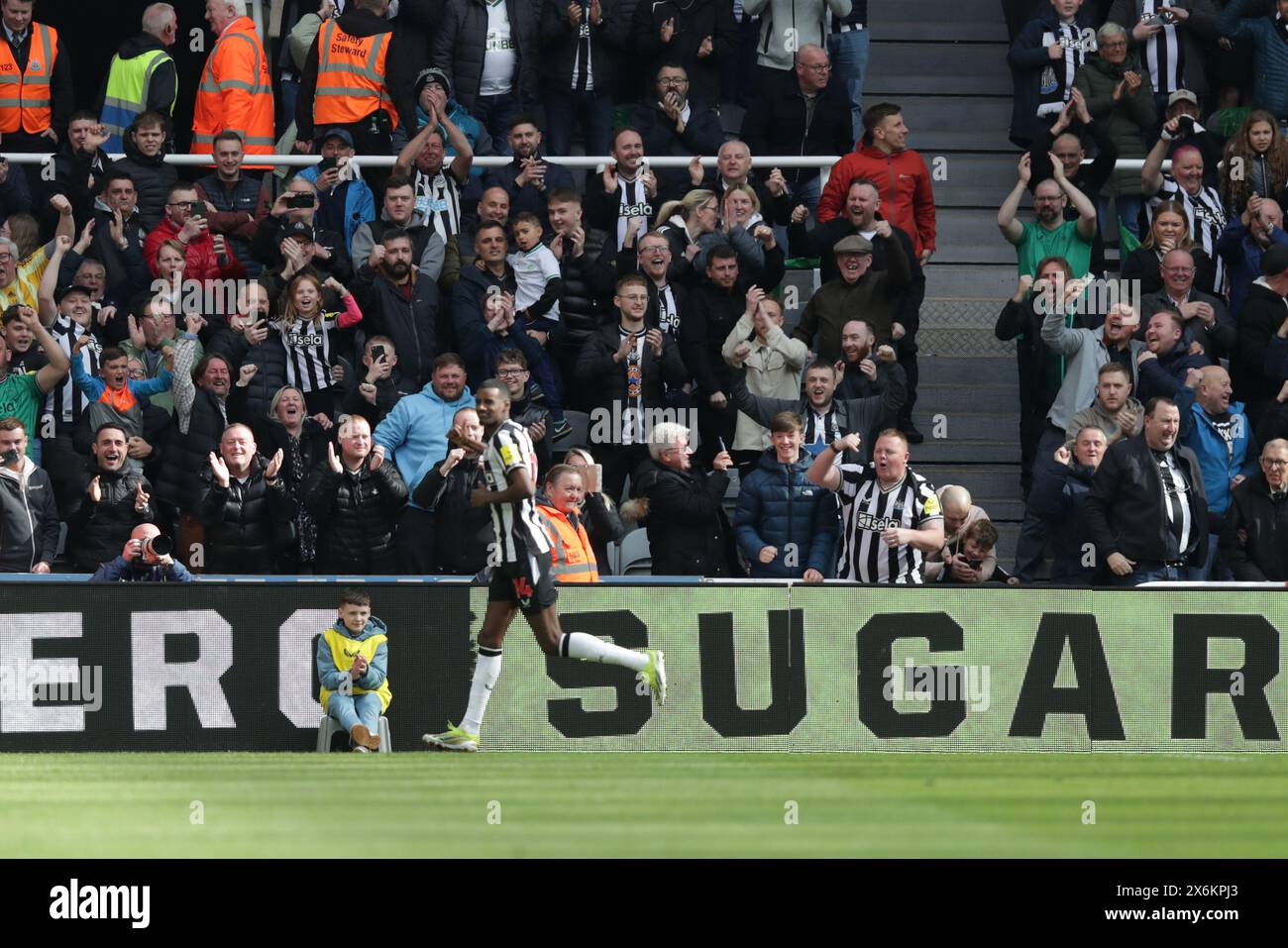 Alexander Isak of Newcastle Celebrates scoring from the penalty spot 3 ...