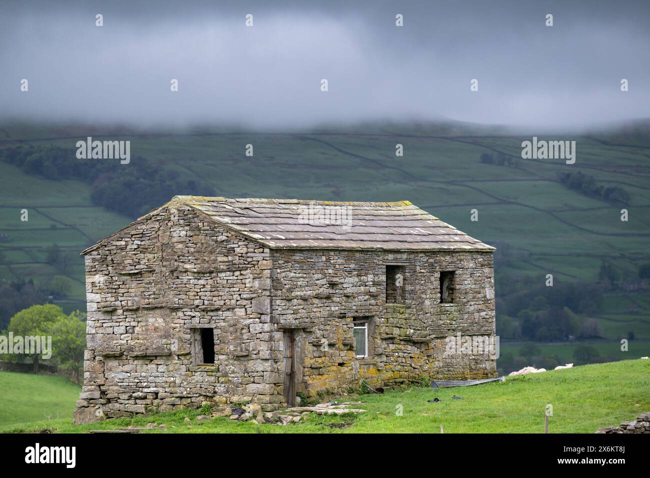 Old stone barn in Wensleydale under a brooding sky. Hawes, North ...