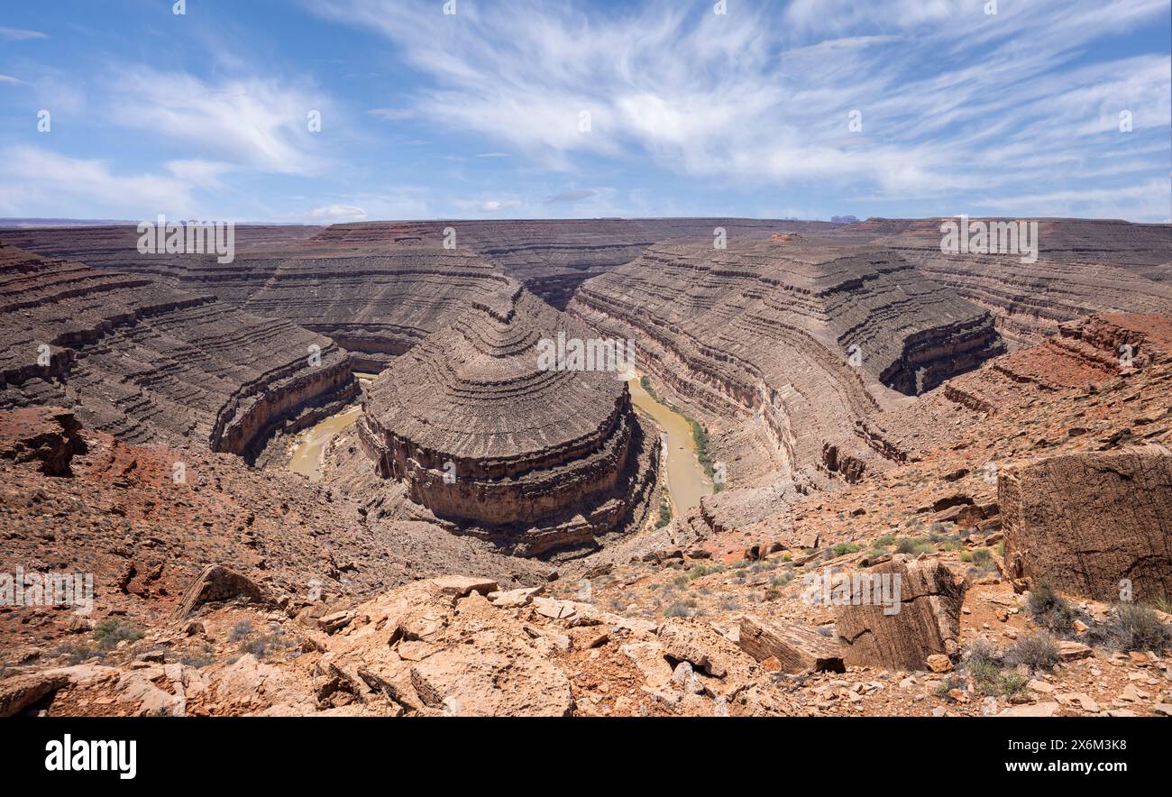 The goosenecks of the San Juan River at Goosenecks State Park in Utah ...