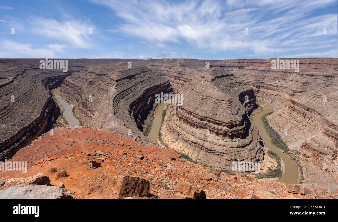 The goosenecks of the San Juan River at Goosenecks State Park in Utah ...