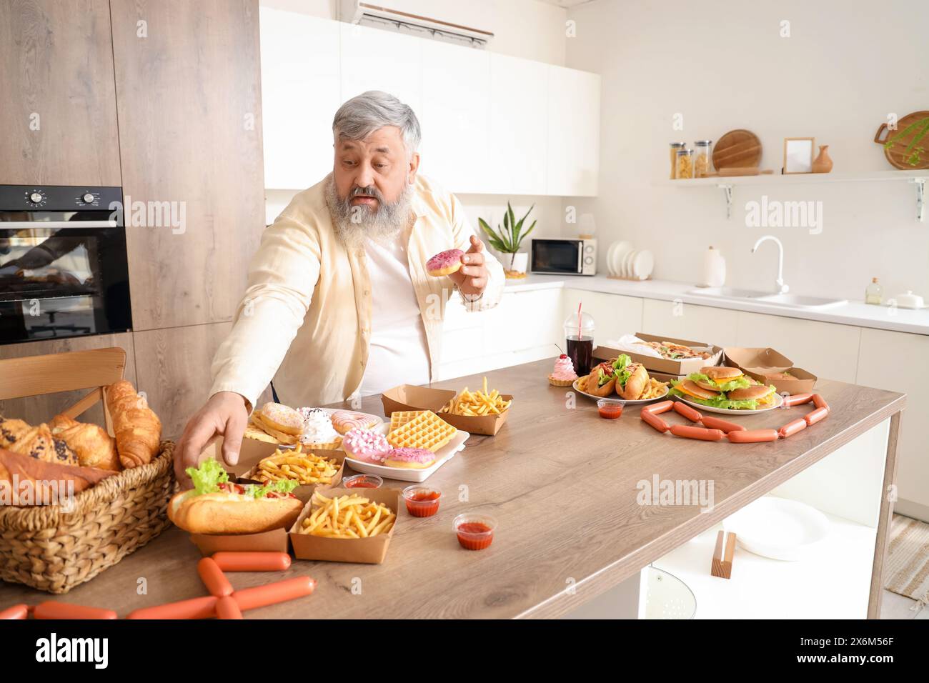 Overweight senior kitchen hi-res stock photography and images - Alamy