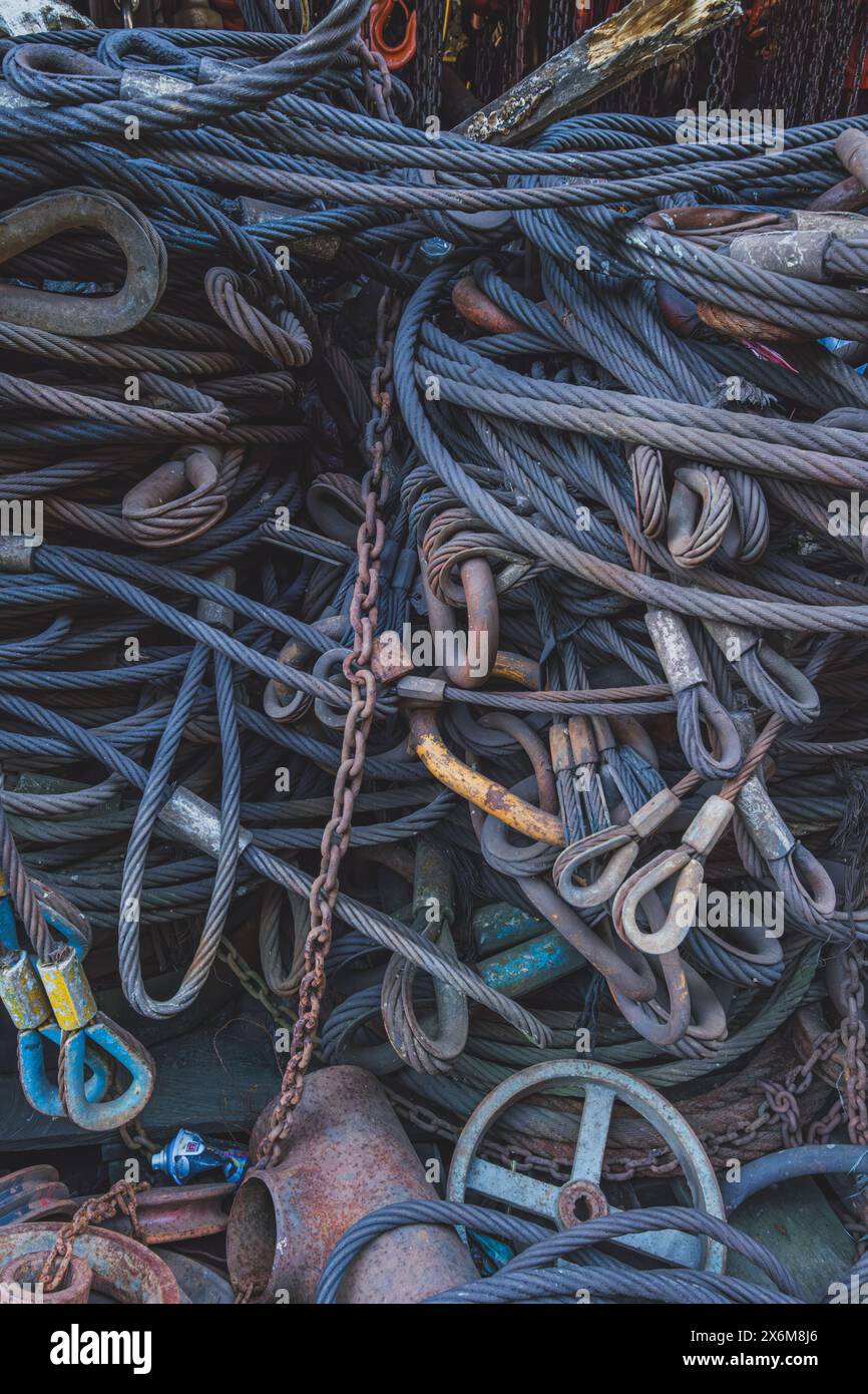 Chains of various sizes hi-res stock photography and images - Alamy