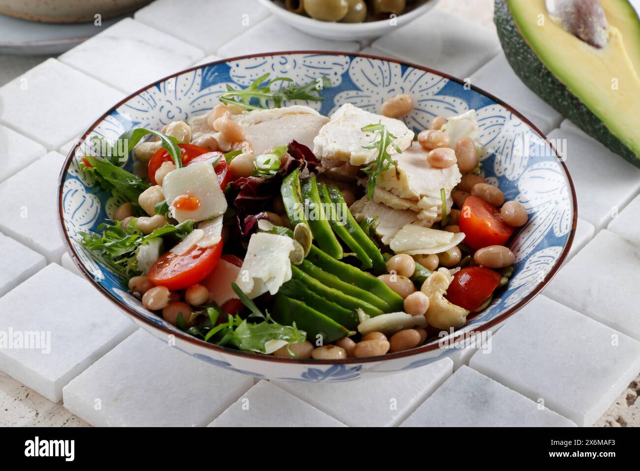 Mixed bean salad with avocado, chicken and feta Stock Photo - Alamy
