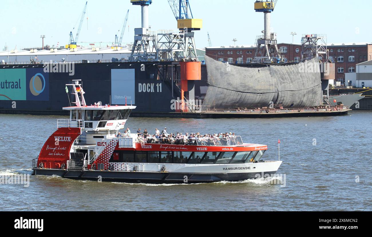 Die HADAG-Fähre Hamburgensie fährt im Hamburger Hafen entlang. Altona ...
