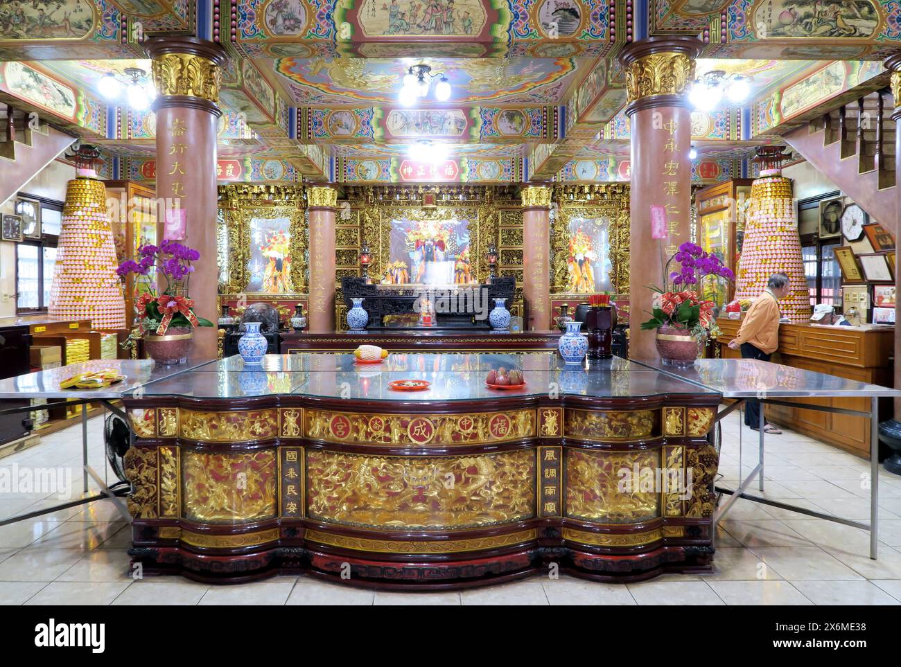 The lavishly decorated interior of a temple: again and again you ...
