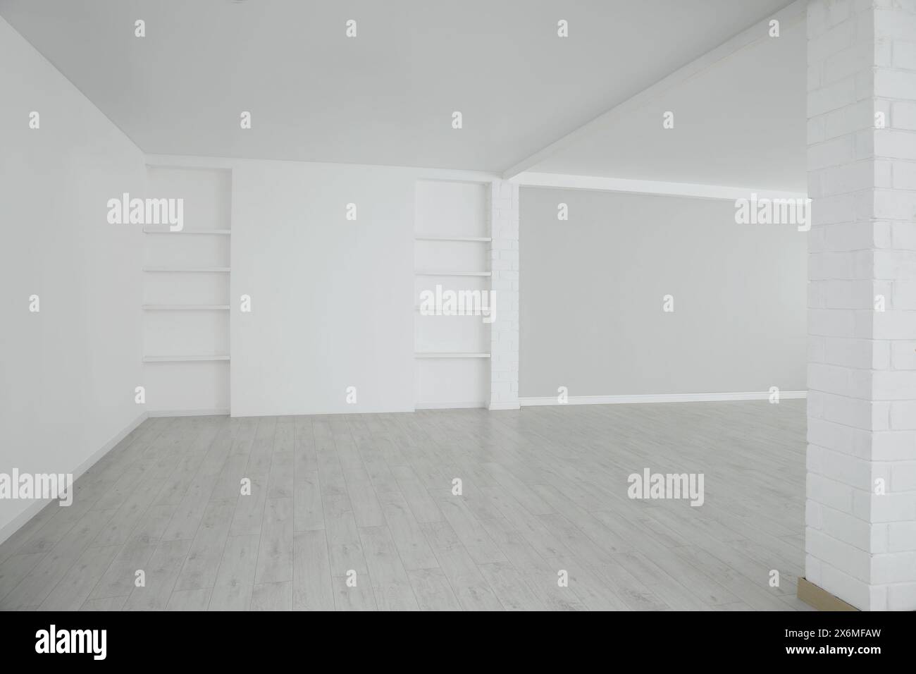 Empty room with modern ceiling fan and laminated floor Stock Photo - Alamy