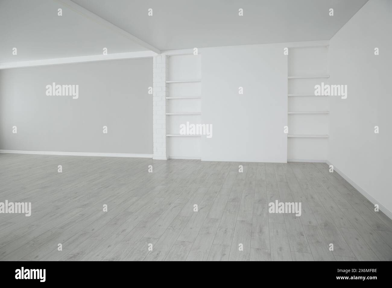 Empty room with modern ceiling fan and laminated floor Stock Photo - Alamy