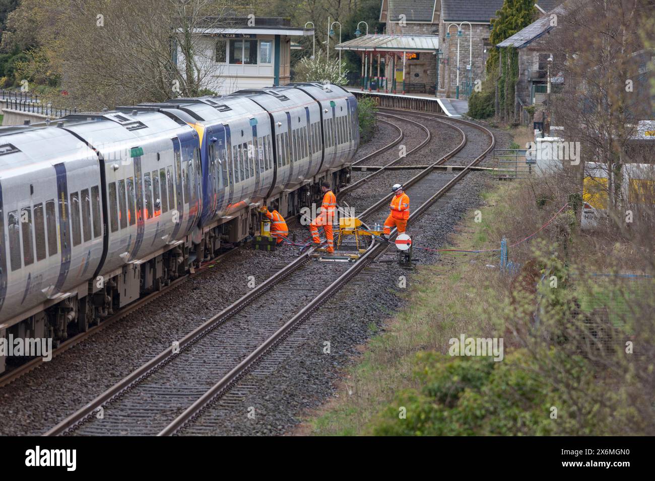 DB Cargo recovery engineers fitting wheel skates to the Northern Class ...
