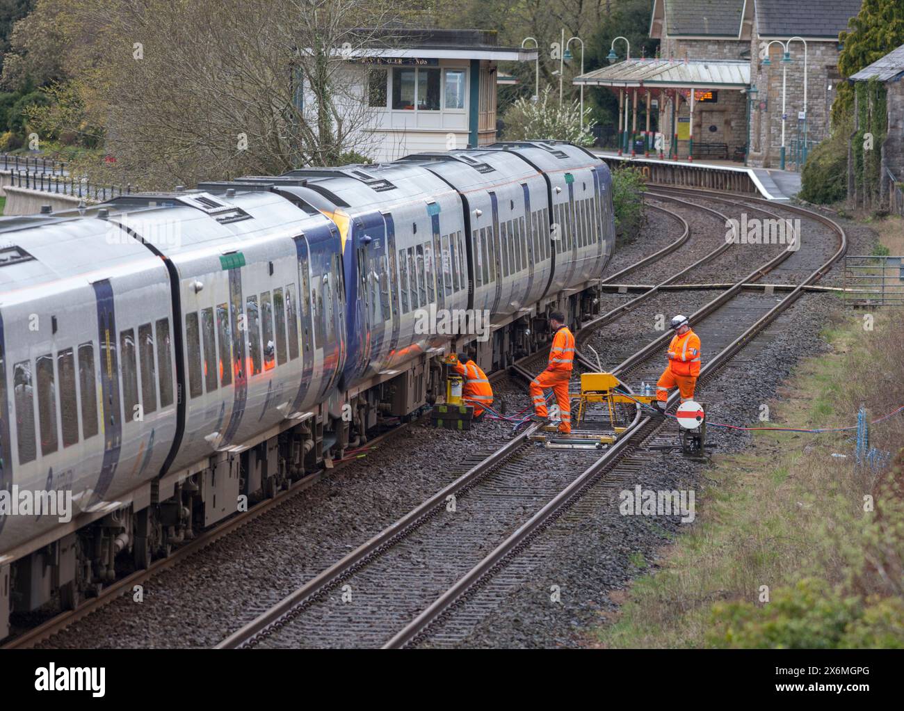 DB Cargo recovery engineers fitting wheel skates to the Northern Class ...
