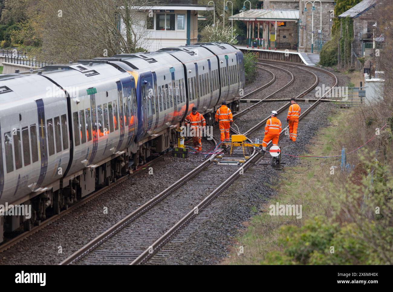 DB Cargo recovery engineers fitting wheel skates to the Northern Class ...