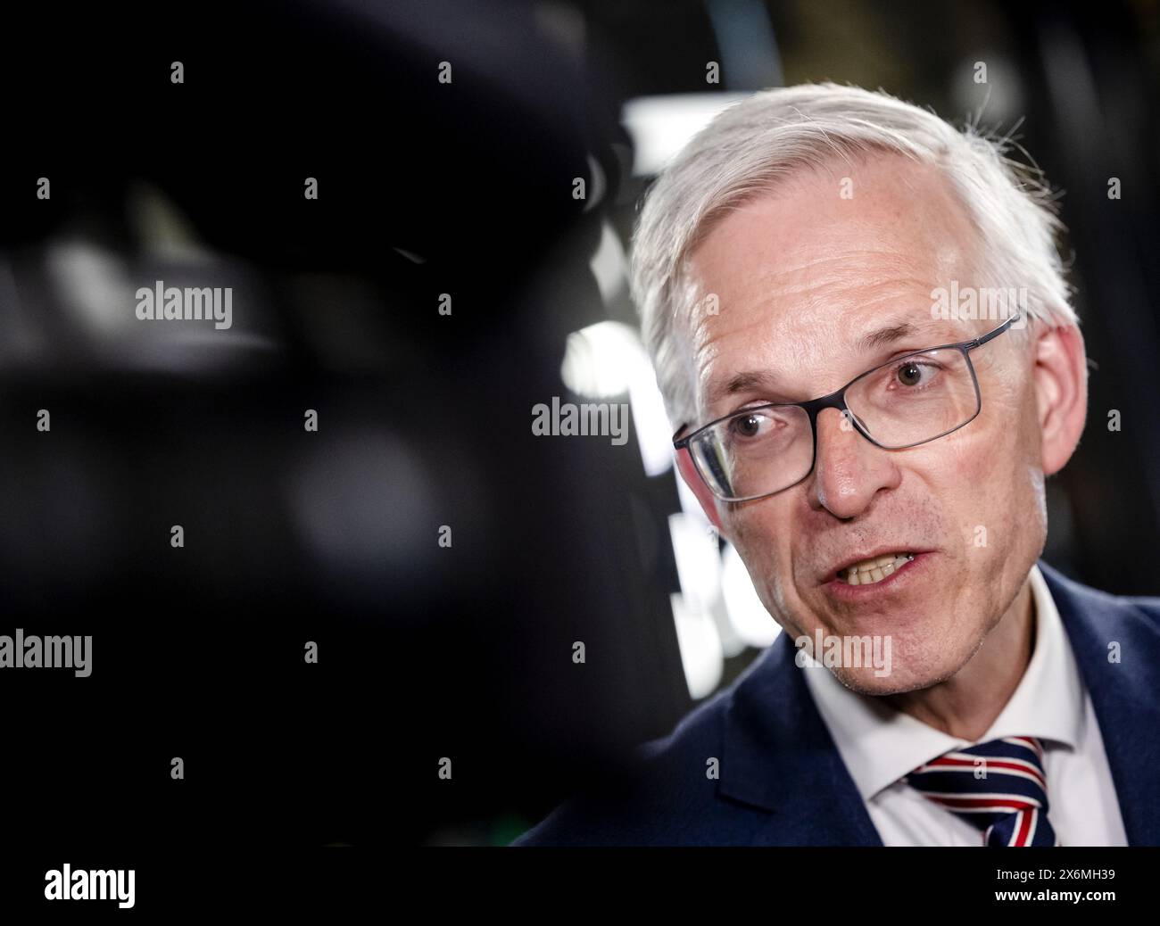 THE HAGUE - Former informant Richard van Zwol explains the final report ...