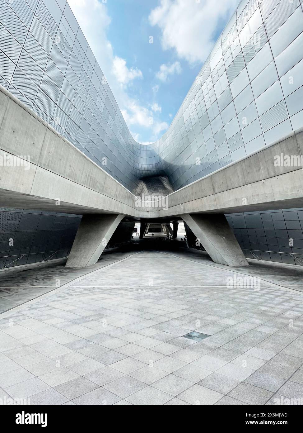 Dongdaemun Design Plaza, shopping center, architect Zaha Hadid, Seoul ...