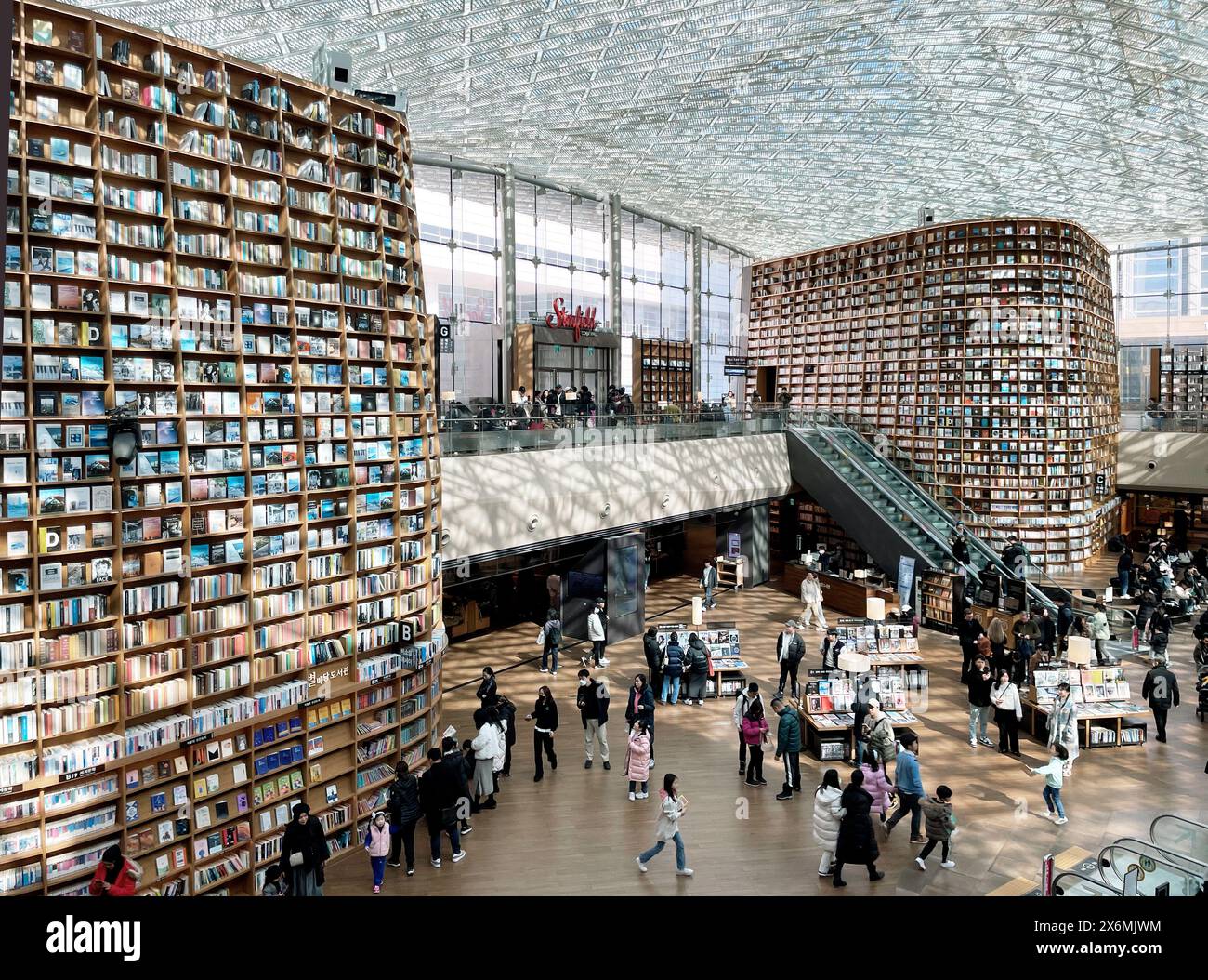 Starfield Library in COEX Shopping Mall, Gangnam, Seoul, South Korea ...