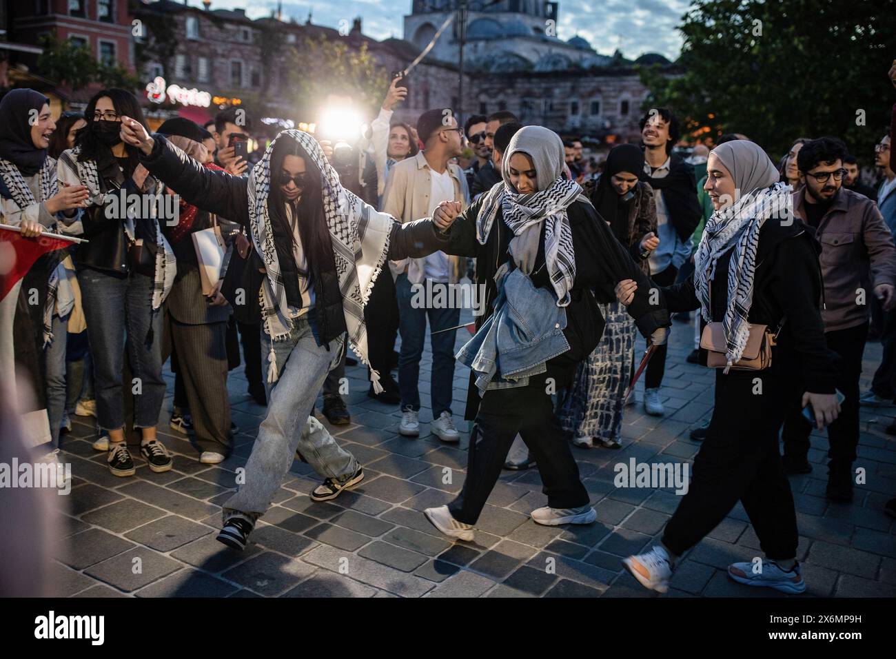 Dabke palestine hi-res stock photography and images - Alamy
