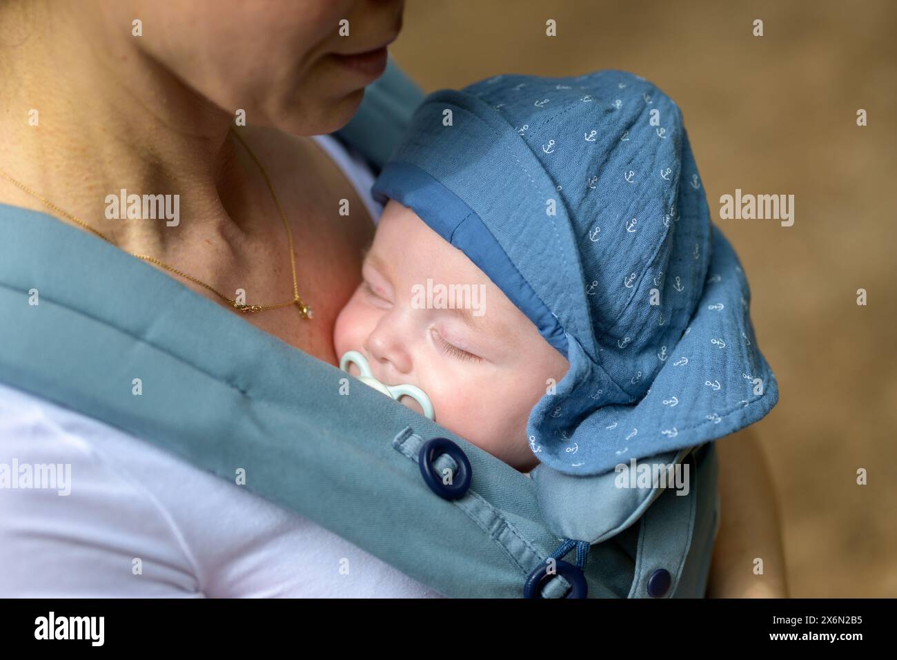 Cleavage close up hi-res stock photography and images - Alamy