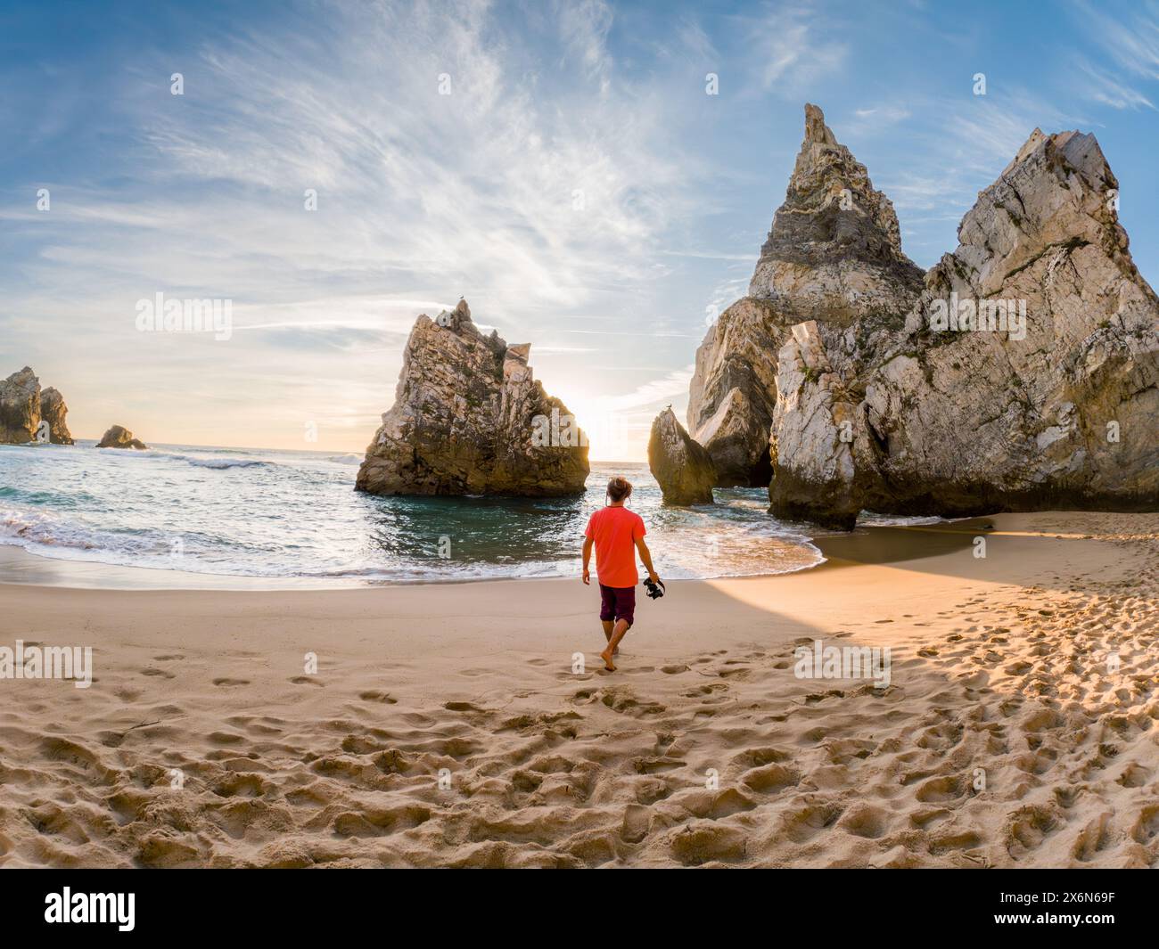 People on holiday on beach hi-res stock photography and images - Alamy