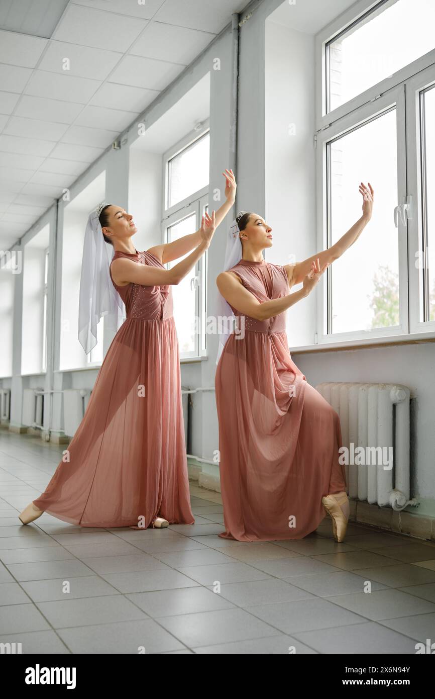 Arabesque ballet hi-res stock photography and images - Alamy