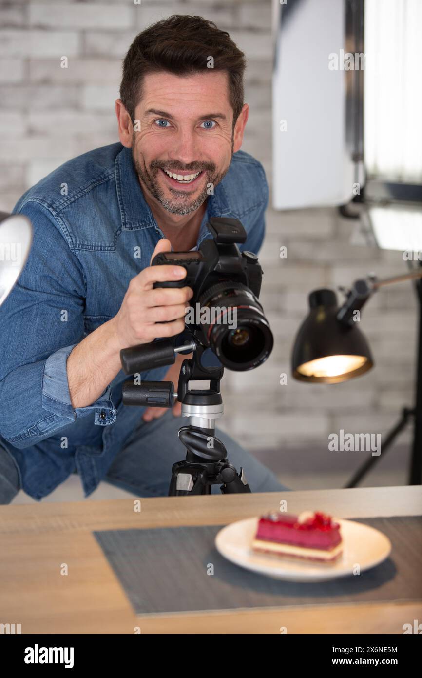 Chef makes how to cook video hi-res stock photography and images - Alamy