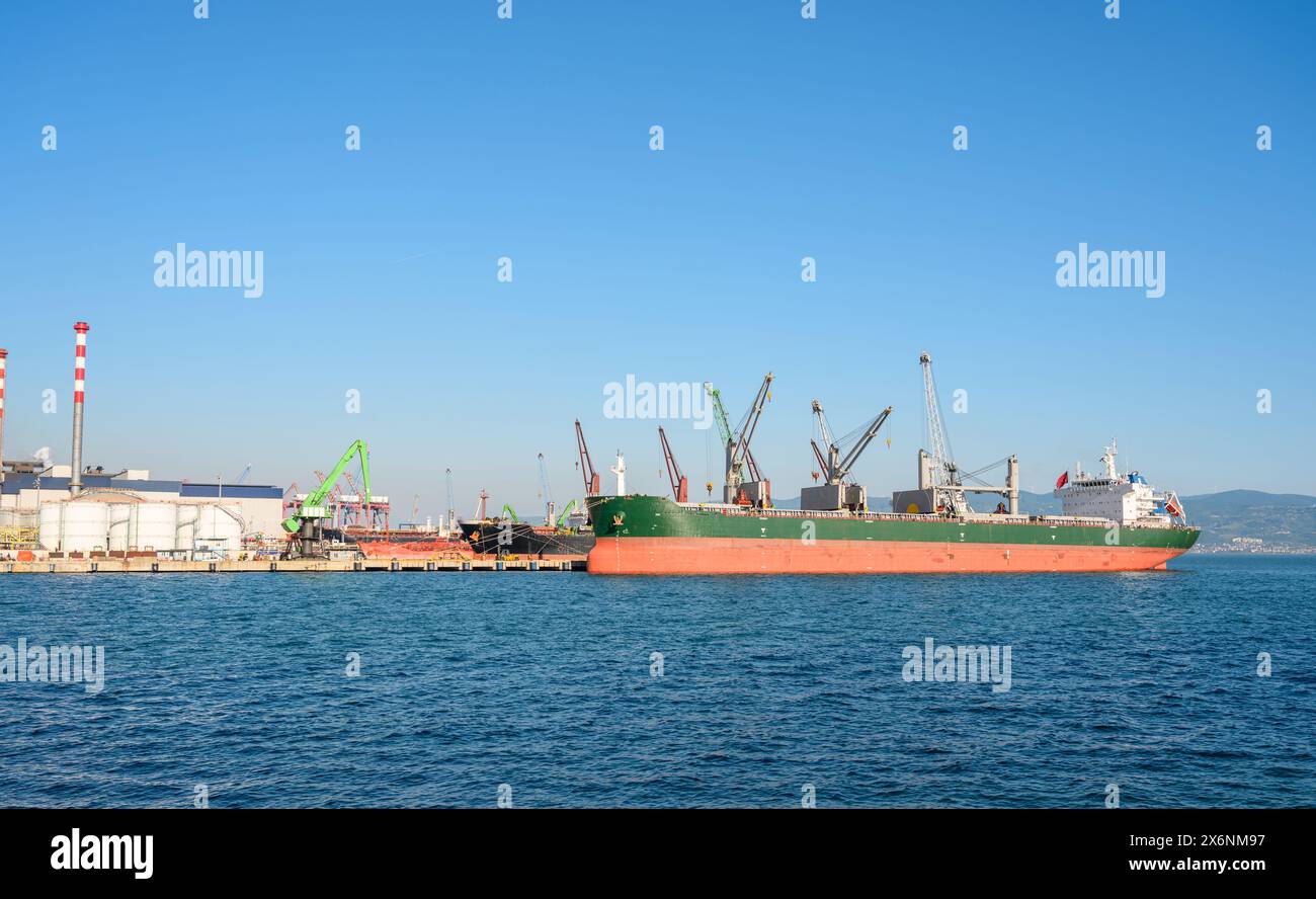 Loading onto bulk carrier ship at commercial port on a sunny day Stock ...