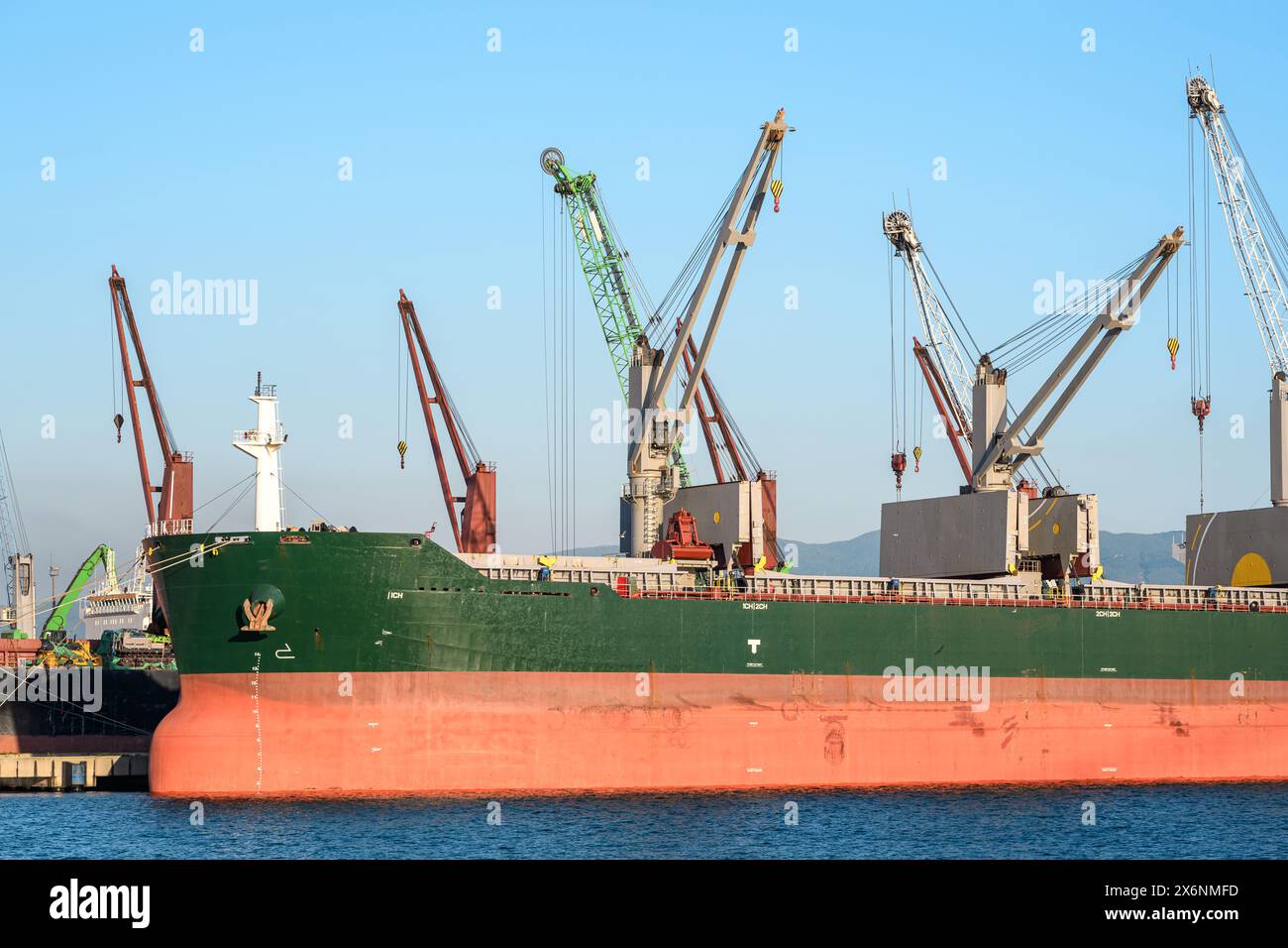 Loading onto bulk carrier ship at commercial port on a sunny day Stock ...