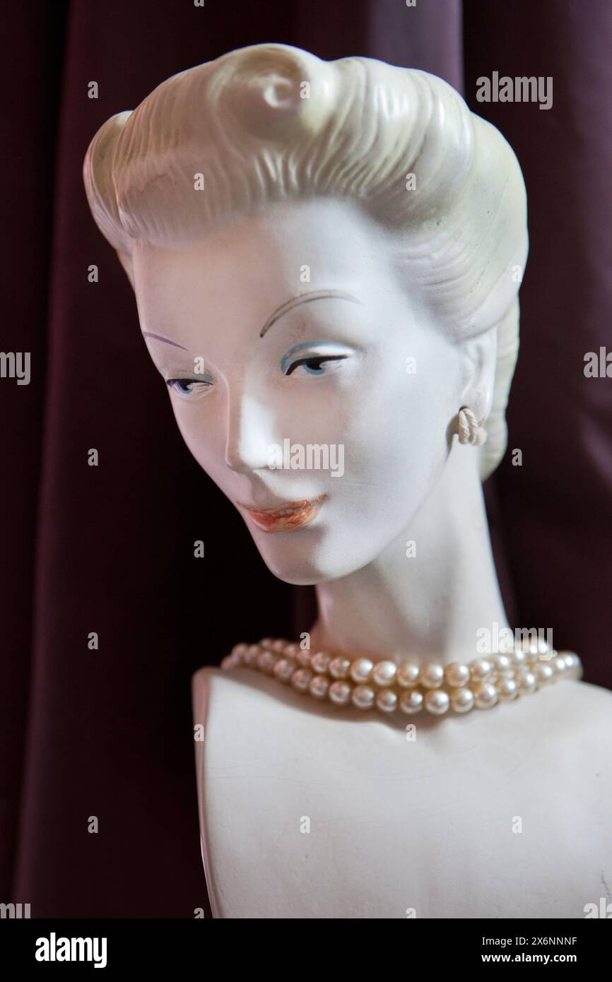 A classic mannequin bust of a woman Stock Photo - Alamy