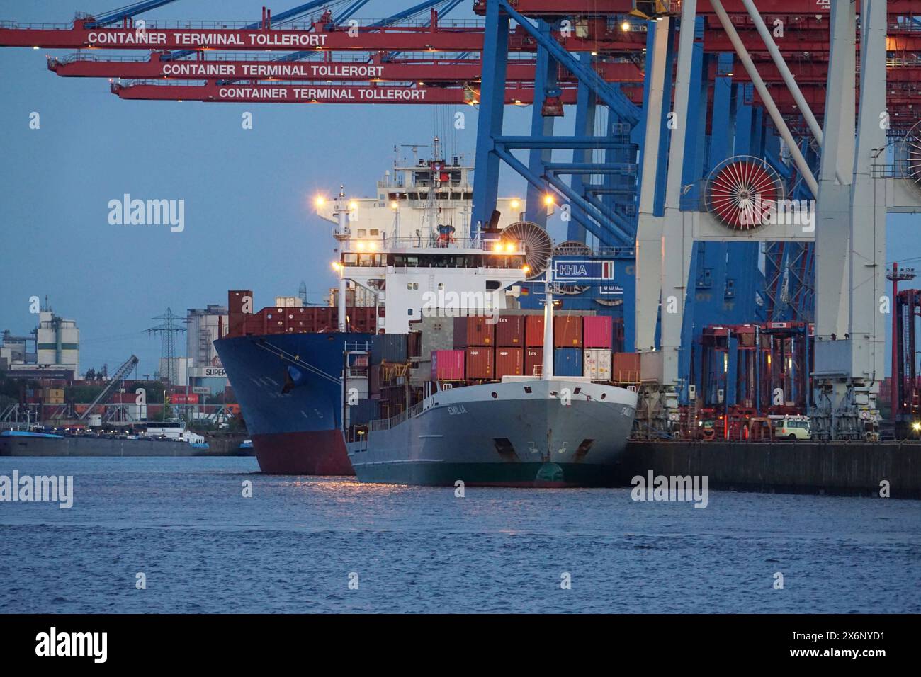Containerschiffe im Hafen Hamburg Container Terminal Tollerort ...