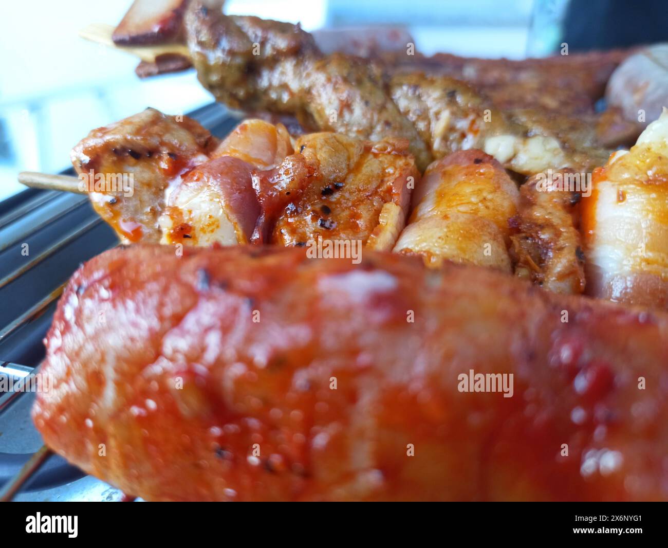 Grillgut auf einem Tischgrill im eigenen Garten. Grillsaison 2024 ...