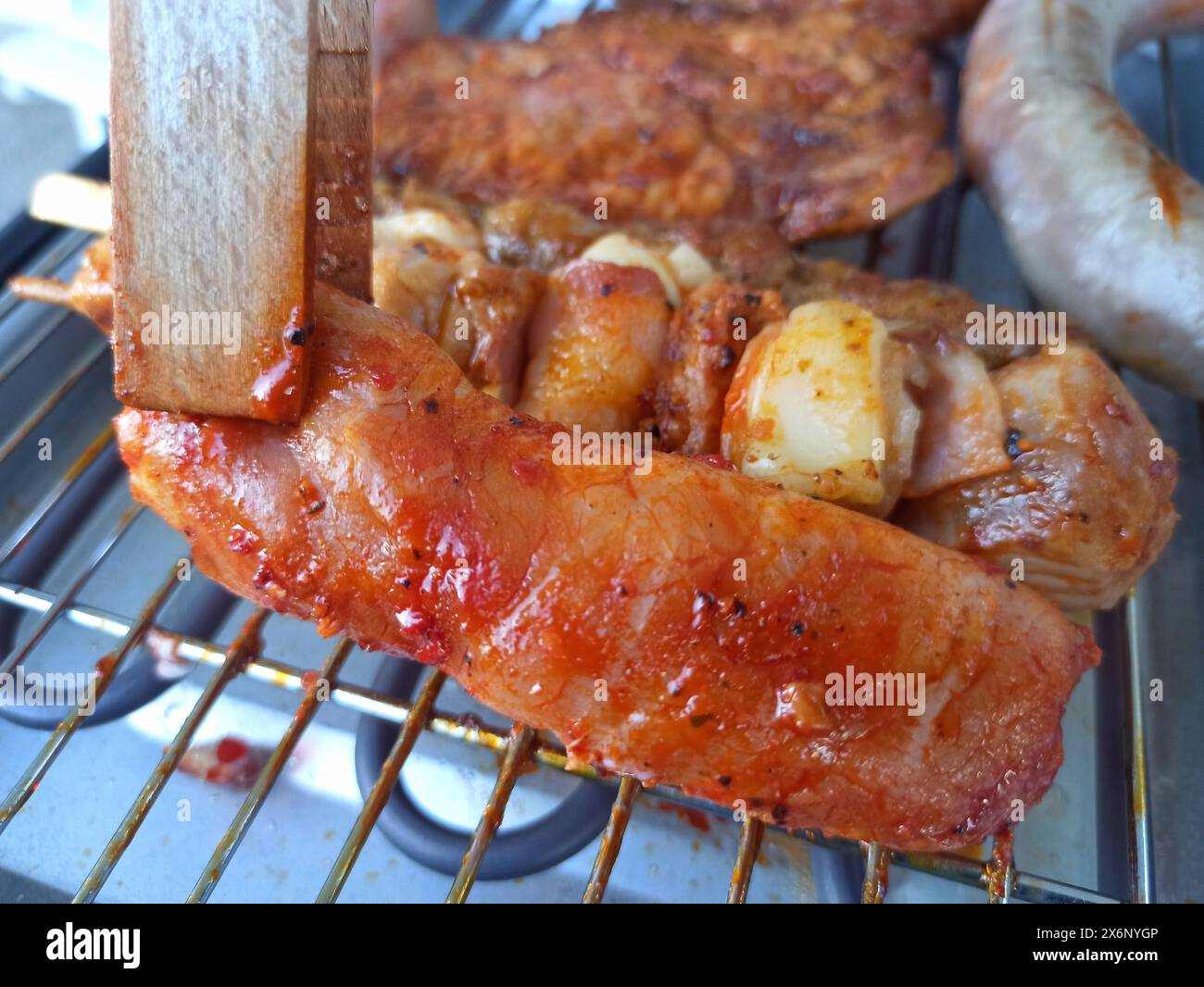 Grillgut auf einem Tischgrill im eigenen Garten. Grillsaison 2024 ...