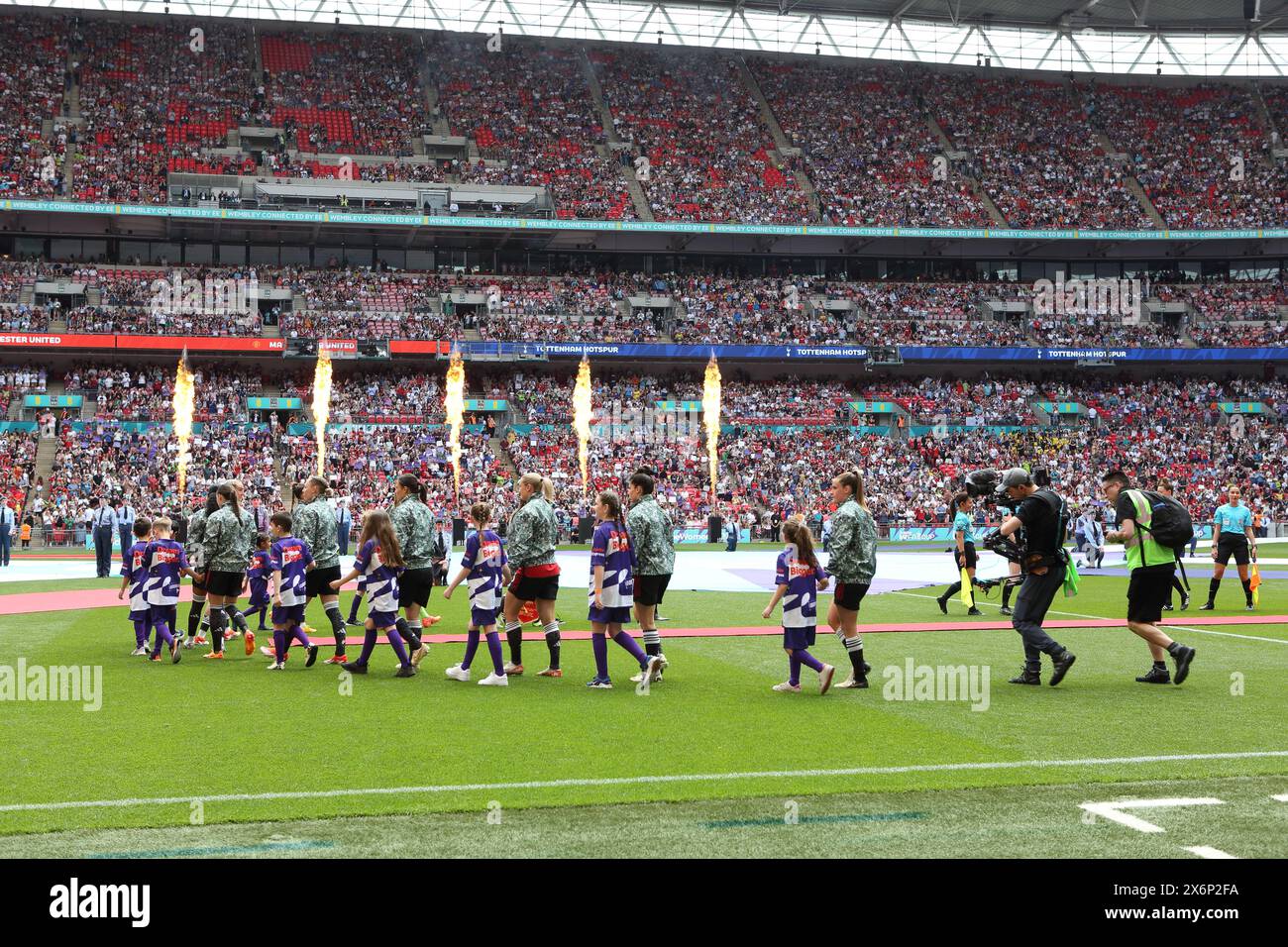 Team walk out hi-res stock photography and images - Alamy