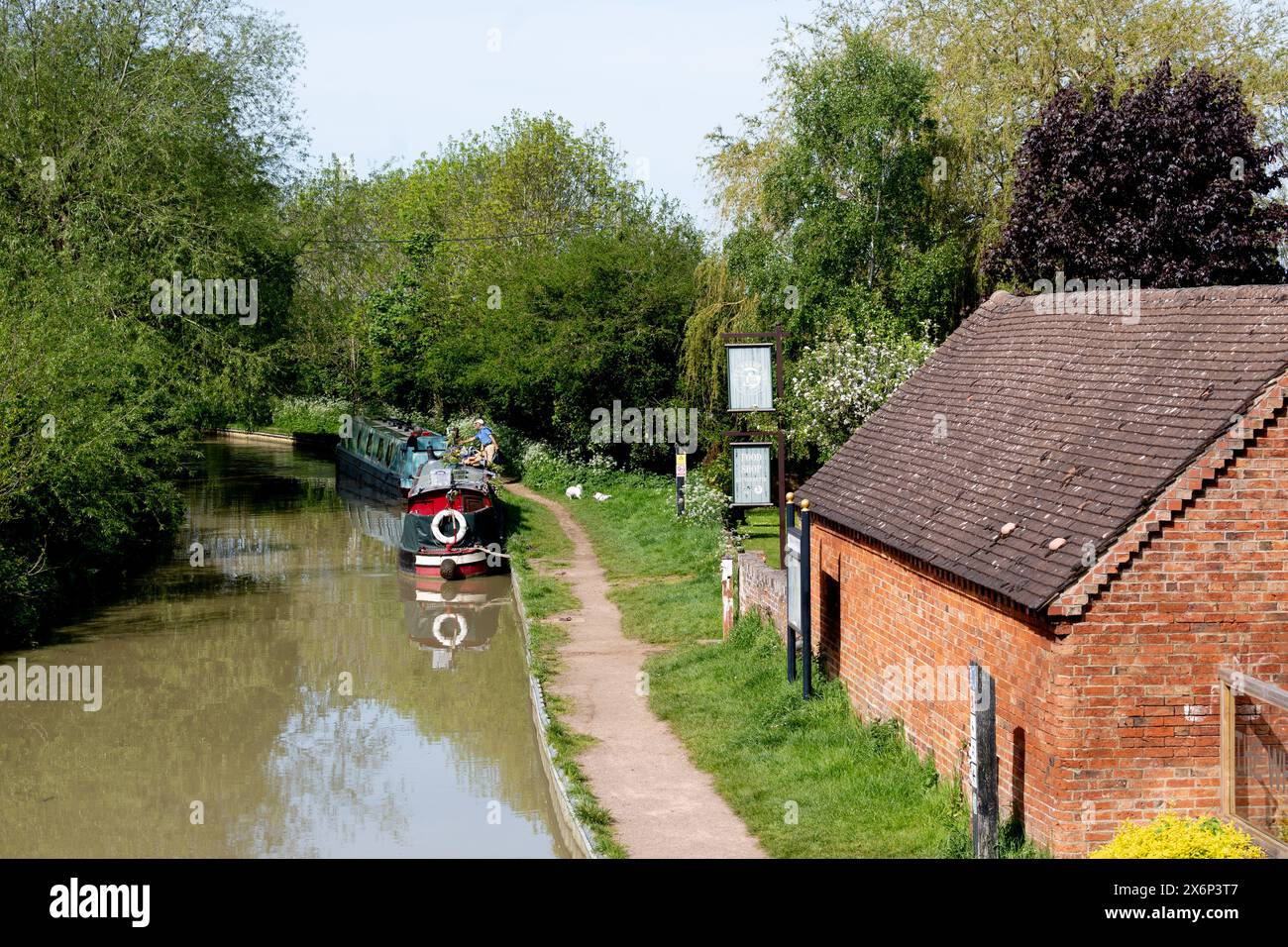 The Oxford Canal by The Wharf Inn, Fenny Compton, Warwickshire, England ...
