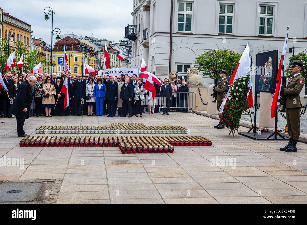 Warsaw, Mazovia, Poland. 10th Apr, 2024. Jaros?aw Kaczy?ski bows in reverence to his late ...