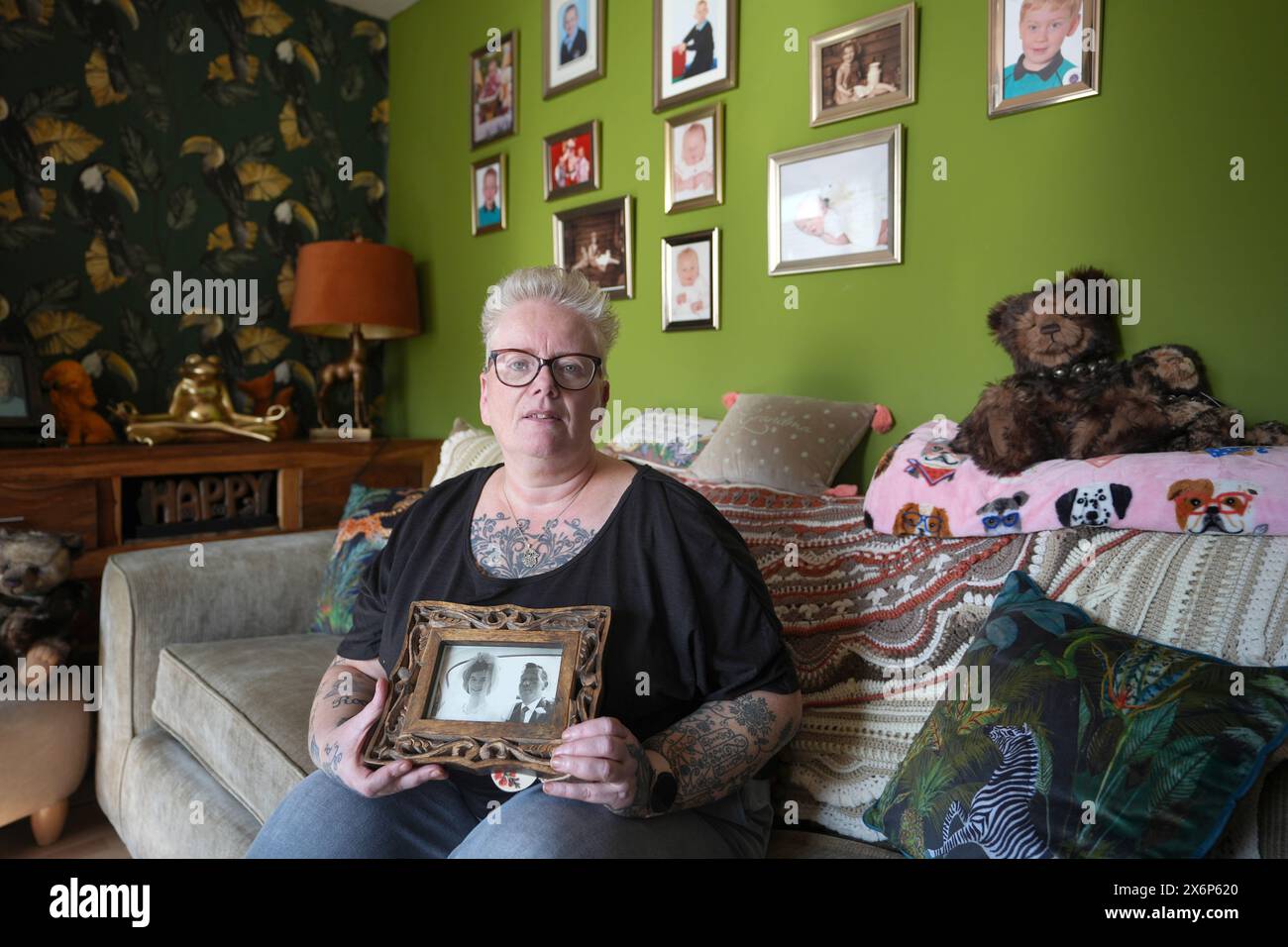 Sharon Askin holding a picture of her parents Patrica and Paddy on ...