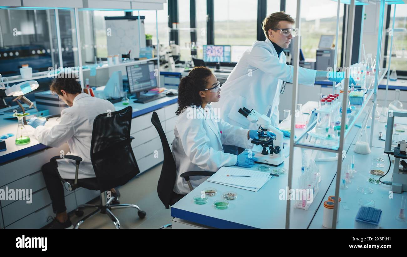 Female pharmaceutical researchers modern laboratory hi-res stock photography and images - Alamy